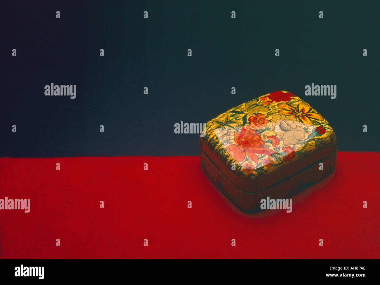 Handicrafts with paper hi-res stock photography and images - Alamy