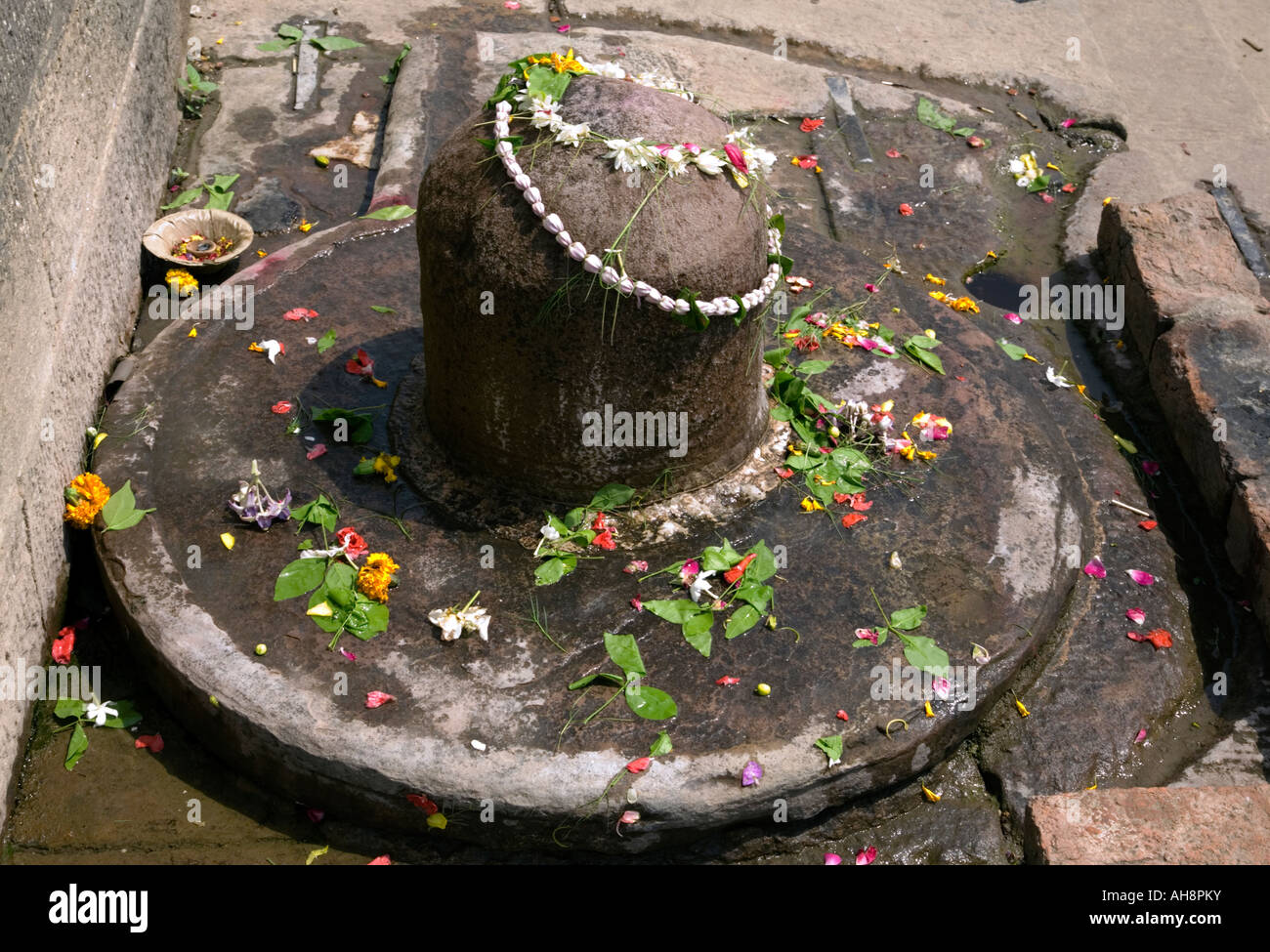 Shiva Lingam. Munshi Ghat. Ganges river. Varanasi. India Stock Photo ...