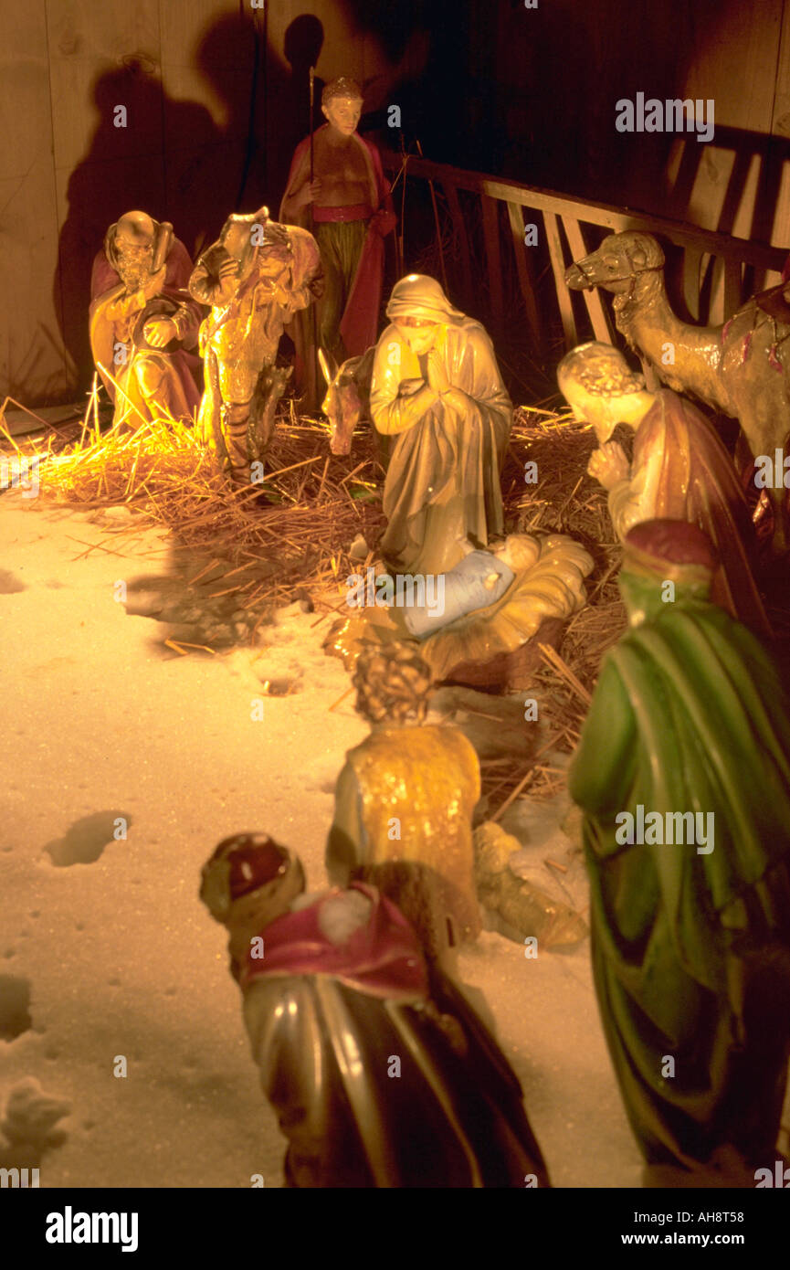 Outdoor nativity scene in snow hi-res stock photography and images - Alamy