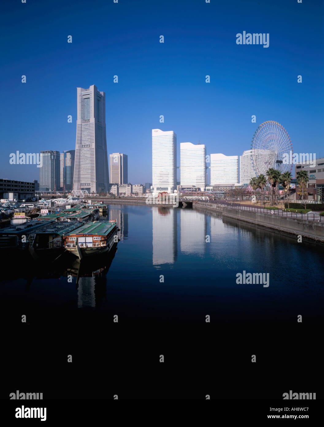 Vertical minato mirai 21 hi-res stock photography and images - Alamy