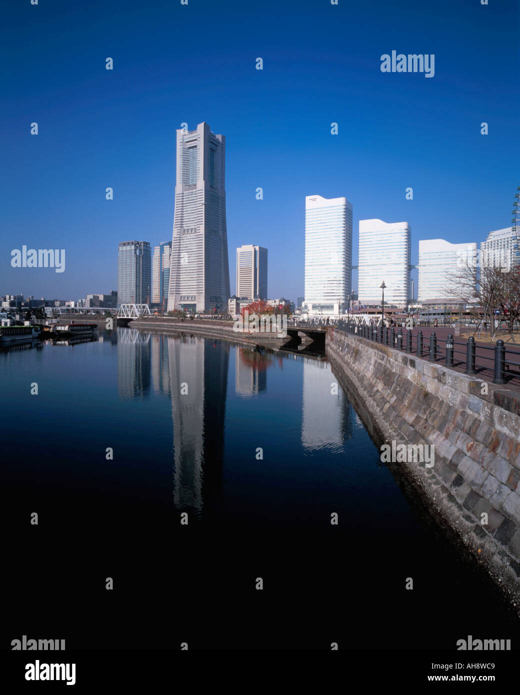 Vertical minato mirai 21 hi-res stock photography and images - Alamy