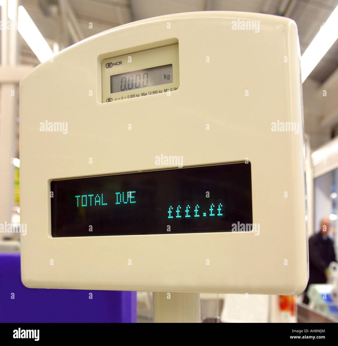 Supermarket check out price Stock Photo - Alamy