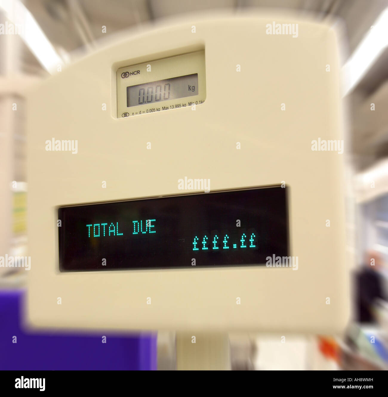 Supermarket check out price blur background Stock Photo - Alamy