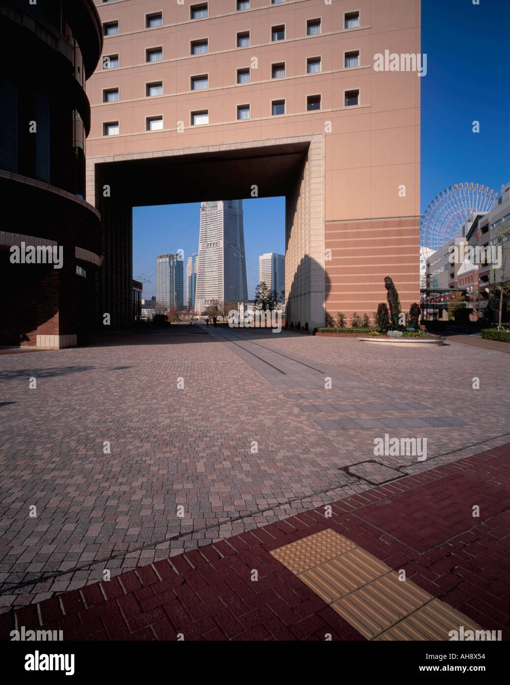 Vertical minato mirai 21 hi-res stock photography and images - Alamy