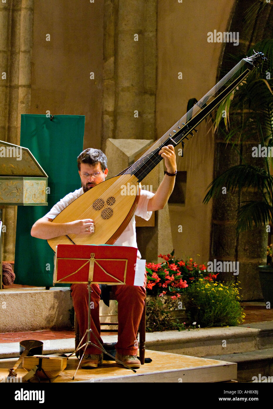 Theorbist of Ensemble XVIII 21 play Theorbo Stock Photo - Alamy