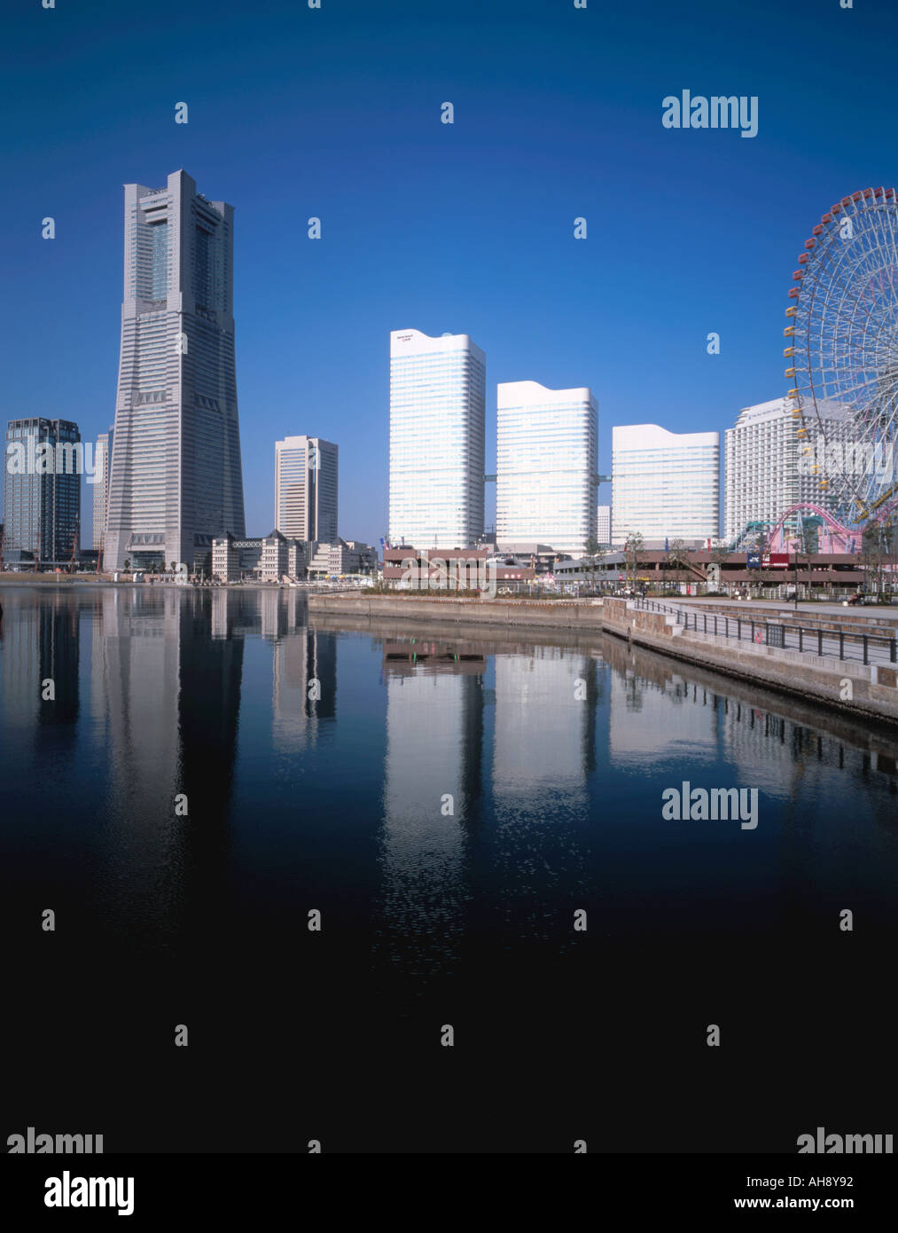 Vertical minato mirai 21 hi-res stock photography and images - Alamy