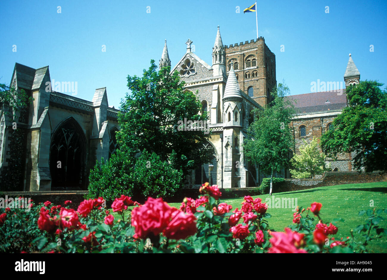 St albans cathedral gardens hi-res stock photography and images - Alamy