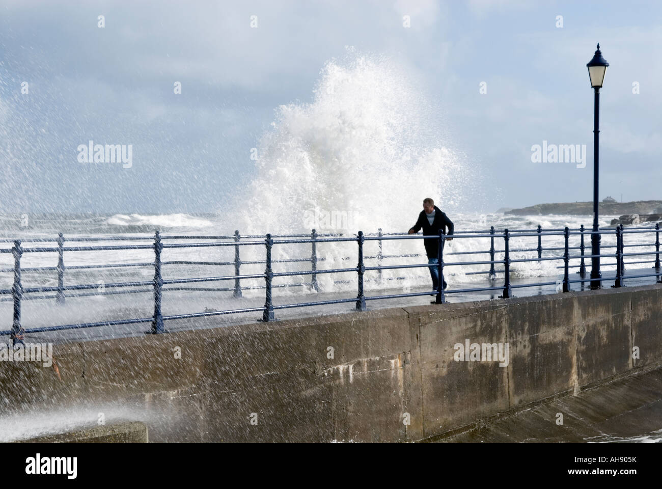 Dashing wave hi-res stock photography and images - Alamy