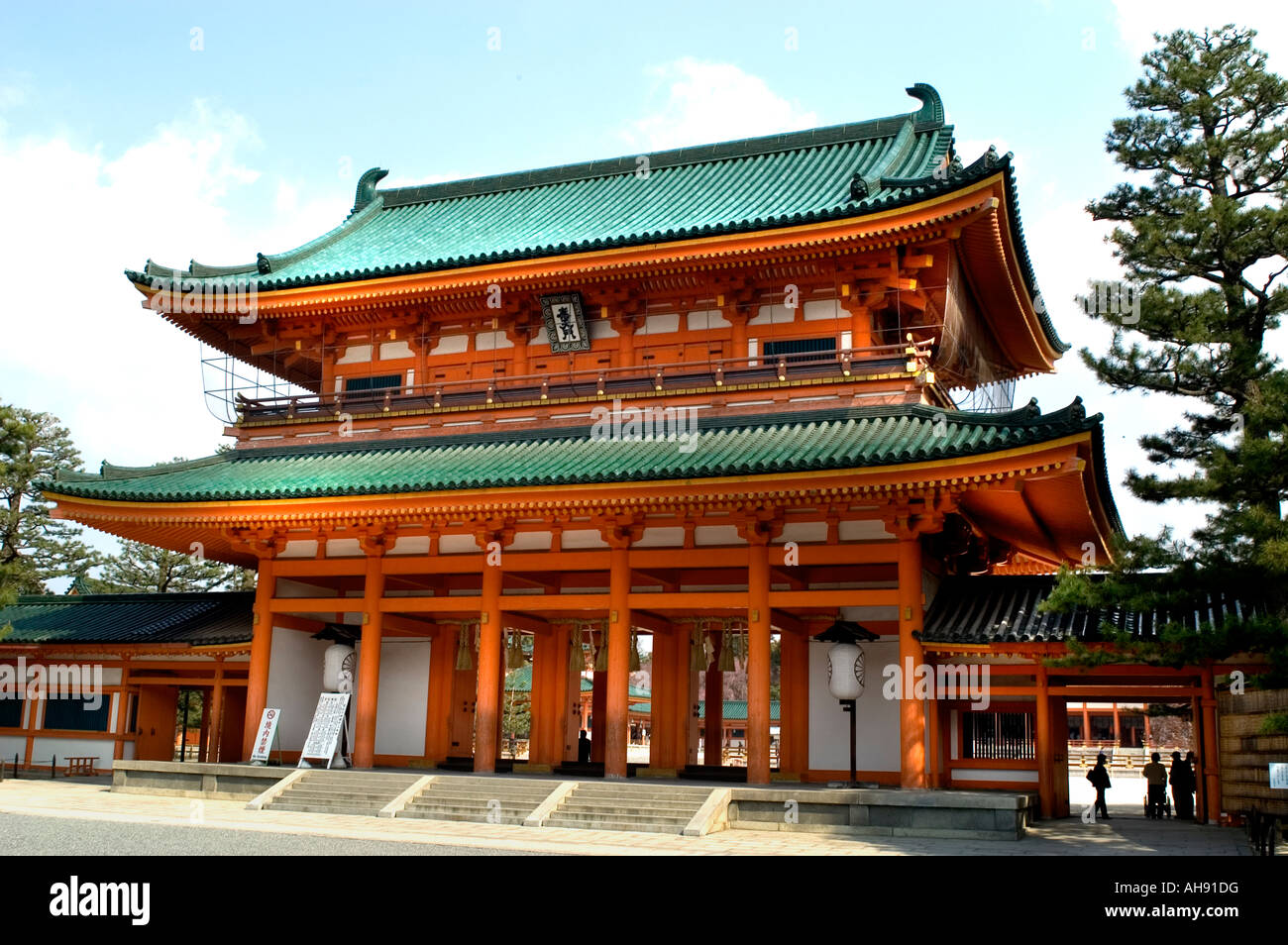 The Heian Jingu is a Shinto shrine celebrating the Imperial family ...
