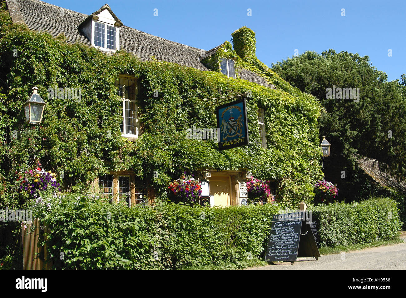 Great tew pub hi-res stock photography and images - Alamy