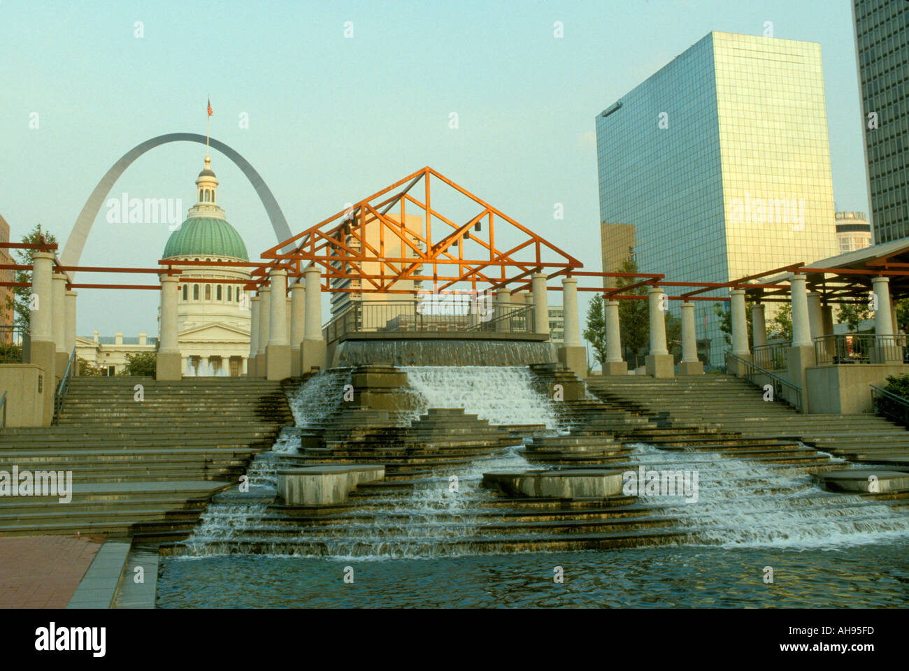 St Louis Missouri downtown Gateway to The West Arch and Old Court House ...