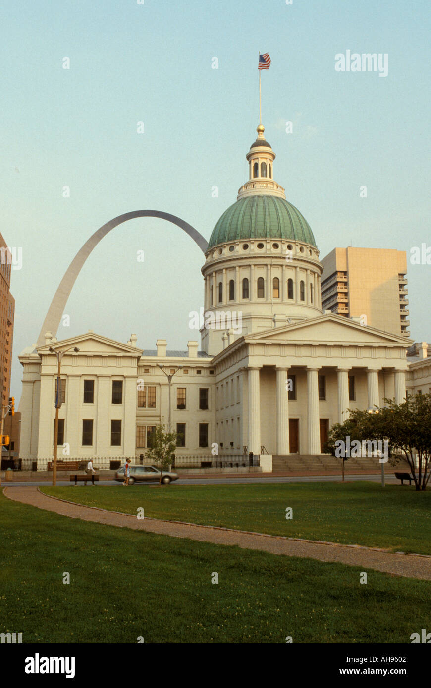 St Louis Missouri downtown Gateway to The West Arch and Old Court House ...