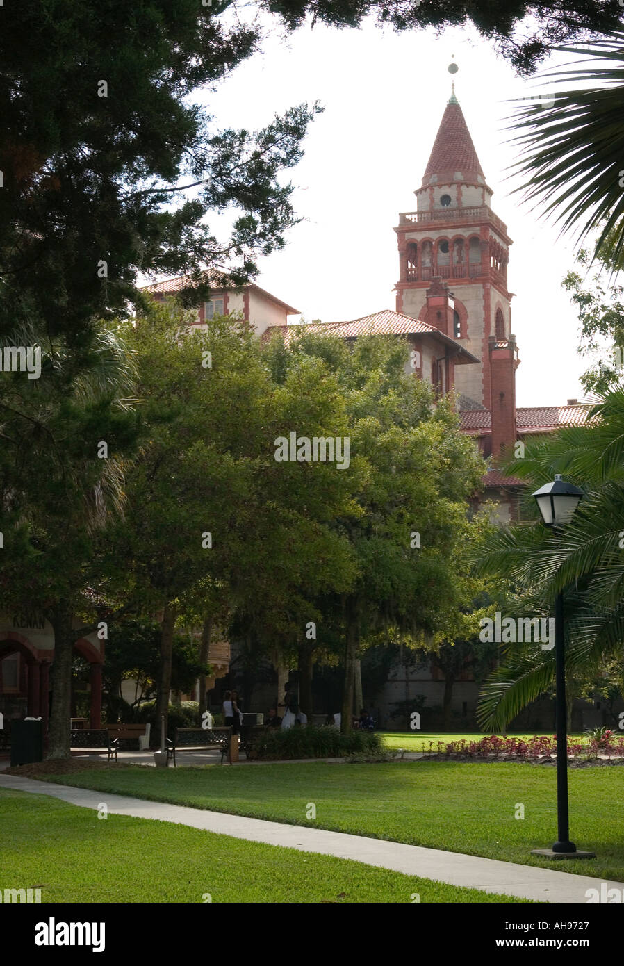 Us college campus tower hi-res stock photography and images - Alamy