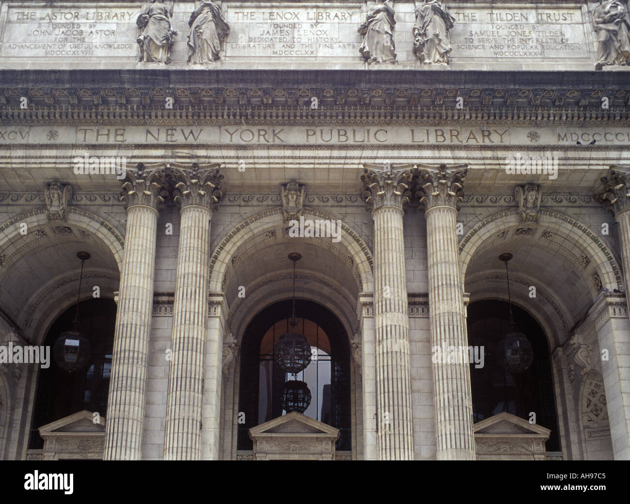 The Fifth Avenue entrance to the New York Public Library Stock Photo ...