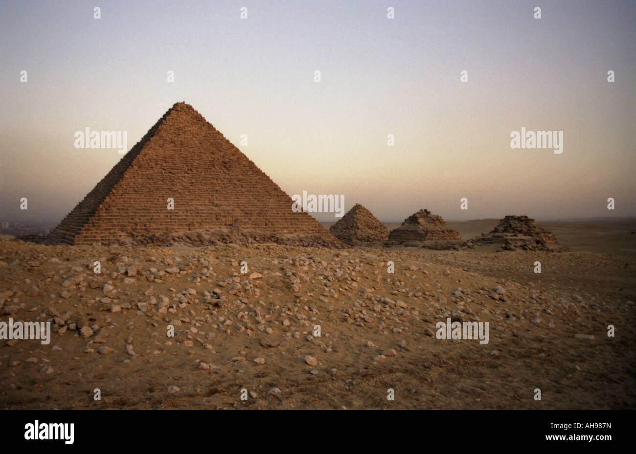 Egyptian pyramids hi-res stock photography and images - Alamy