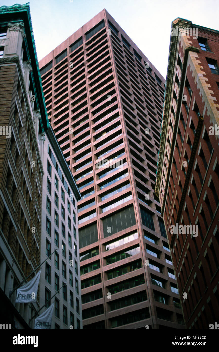 Office buildings in financial district hi-res stock photography and ...