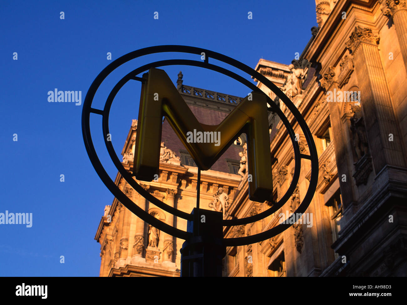Paris Metro sign logo Stock Photo - Alamy
