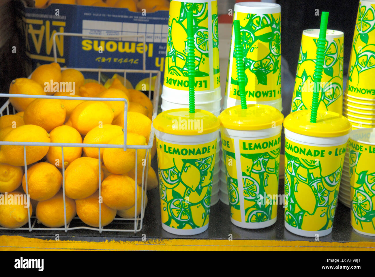 Lemonade stall hi-res stock photography and images - Alamy