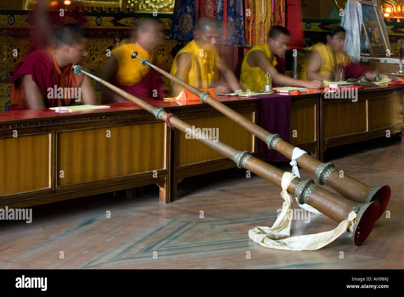 Tibetan monks chanting hi-res stock photography and images - Alamy