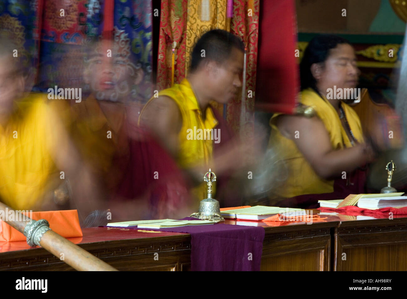 Tibetan monks chanting hi-res stock photography and images - Alamy
