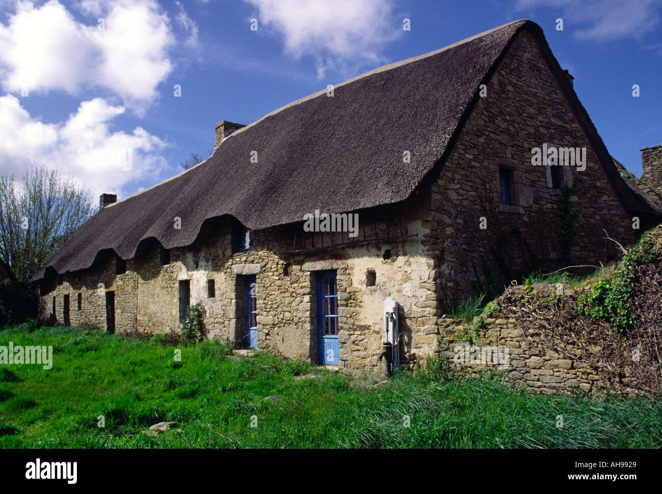 Thatched roof farmhouse, Brittany, France Stock Photo - Alamy
