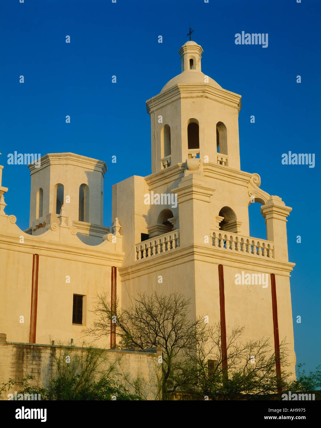Southwest southwestern mission missions hi-res stock photography and ...