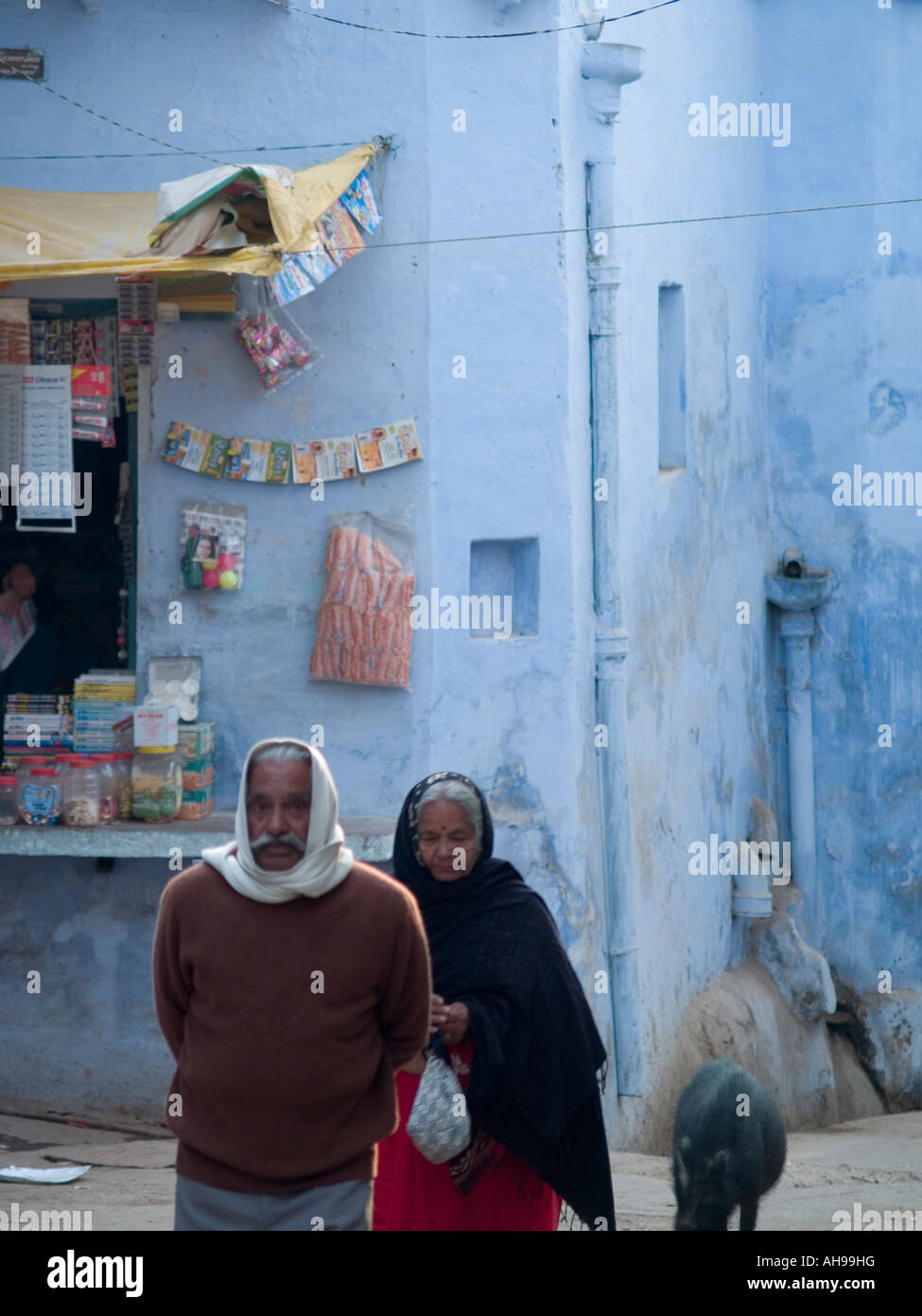 Wrapped against the winter cold people walk Stock Photo - Alamy
