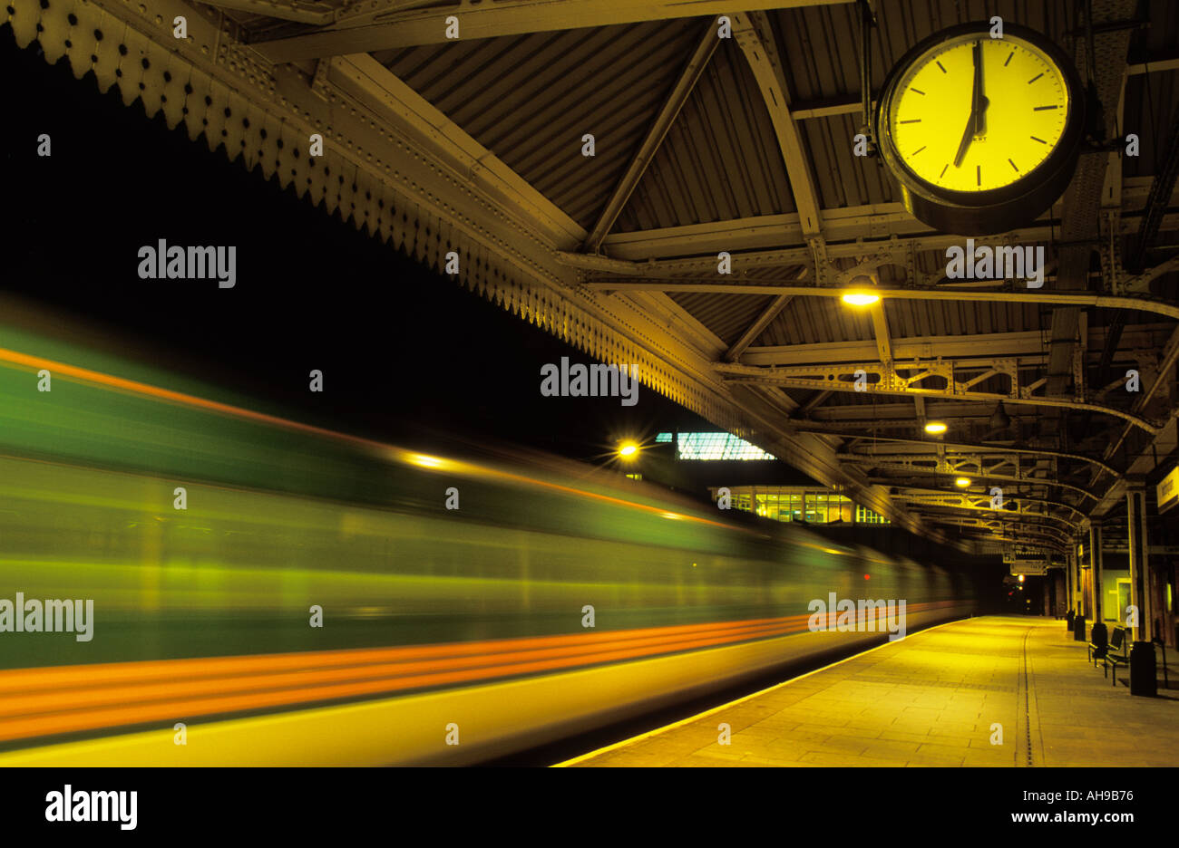 Station Clock showing Seven o'clock,time of departure for speeding ...