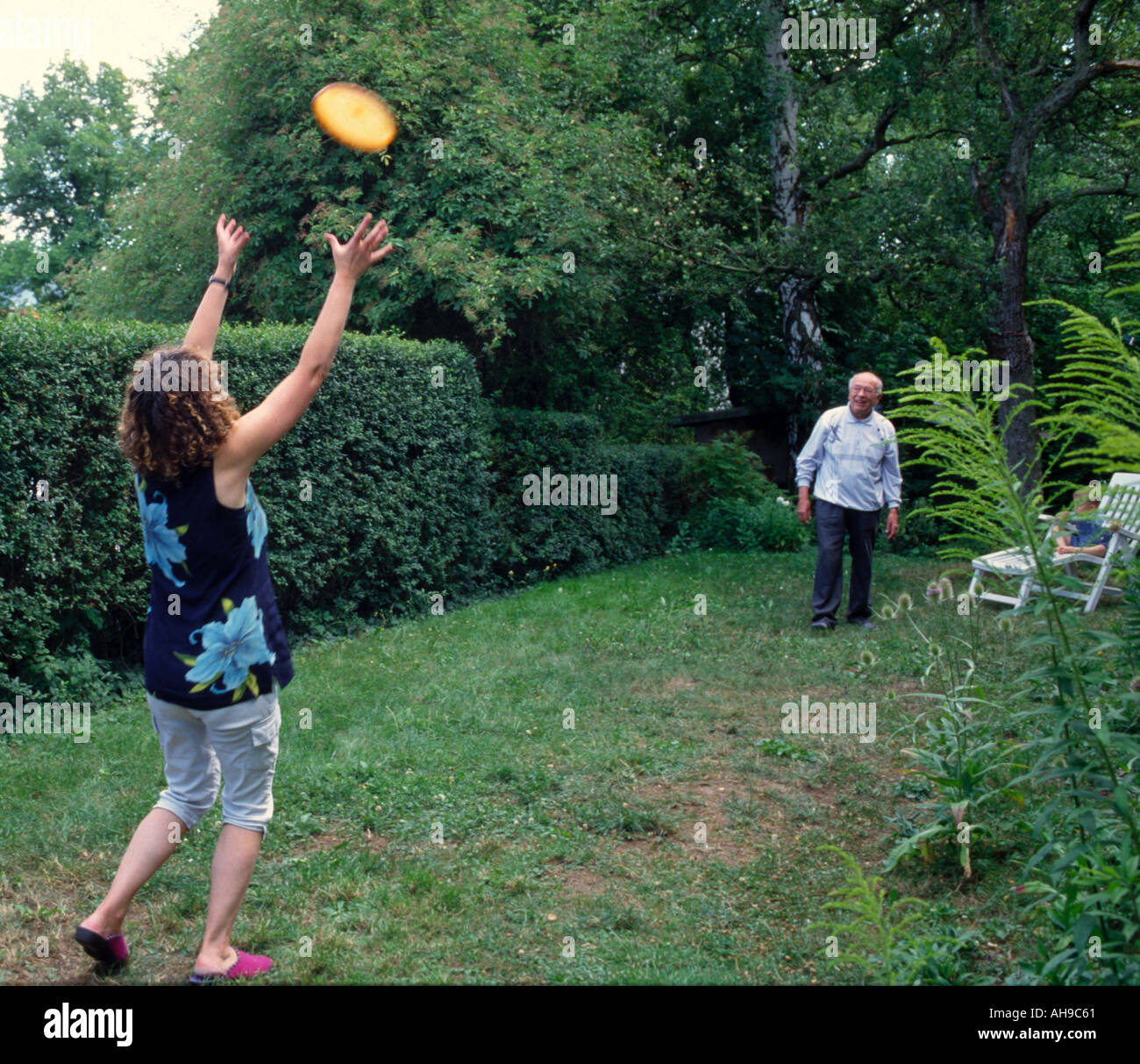 Girl catching frisbee hi-res stock photography and images - Alamy