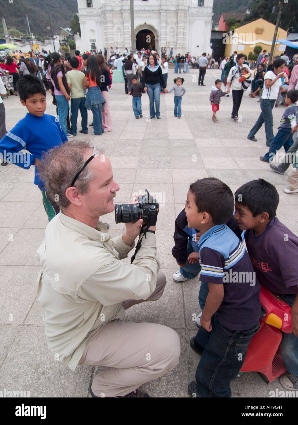 Tourist shows children his picture Stock Photo - Alamy