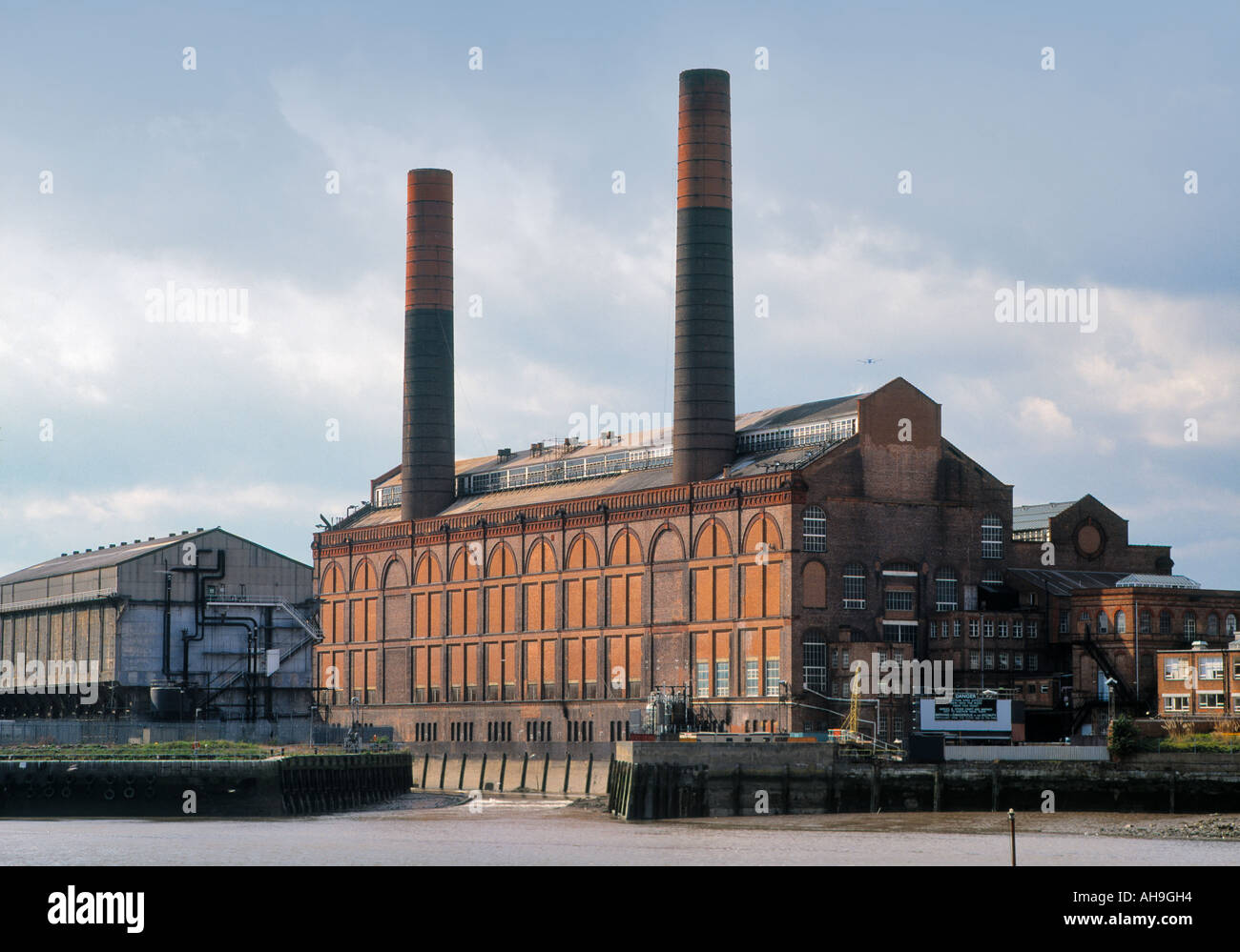 Lots Road Power Station built 1904 Stock Photo - Alamy