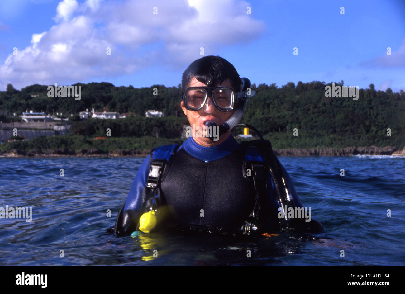 Diver diving okinawa hi-res stock photography and images - Alamy