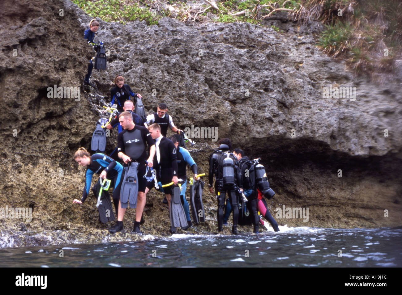 American divers enter water maeda hi-res stock photography and images ...