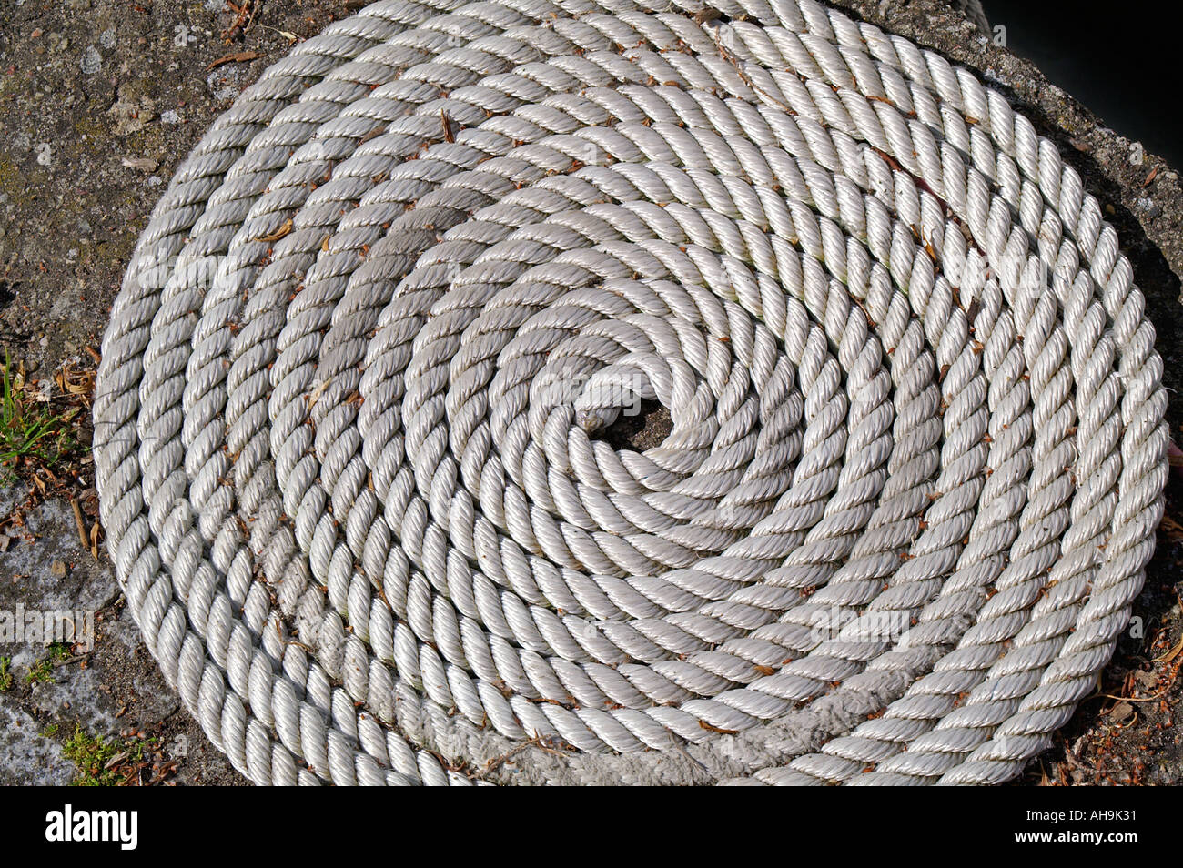 rope detail sailing boat Stock Photo - Alamy