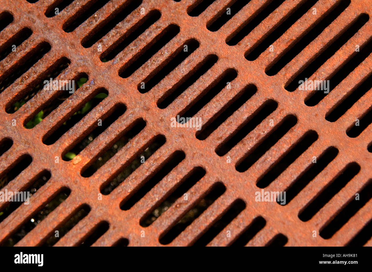 Rusty sidewalk grate pattern Stock Photo - Alamy