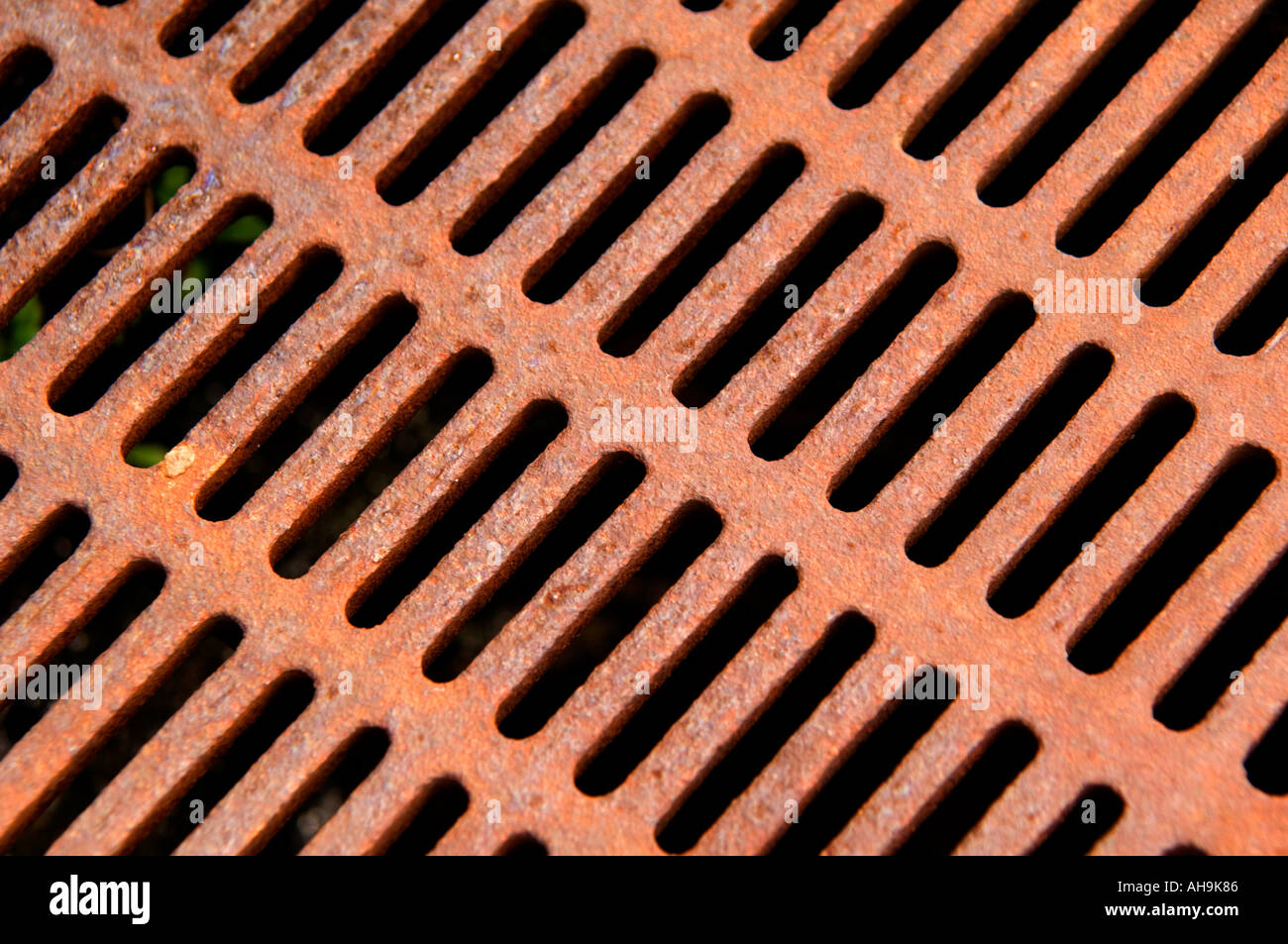 Rusty sidewalk grate pattern Stock Photo - Alamy