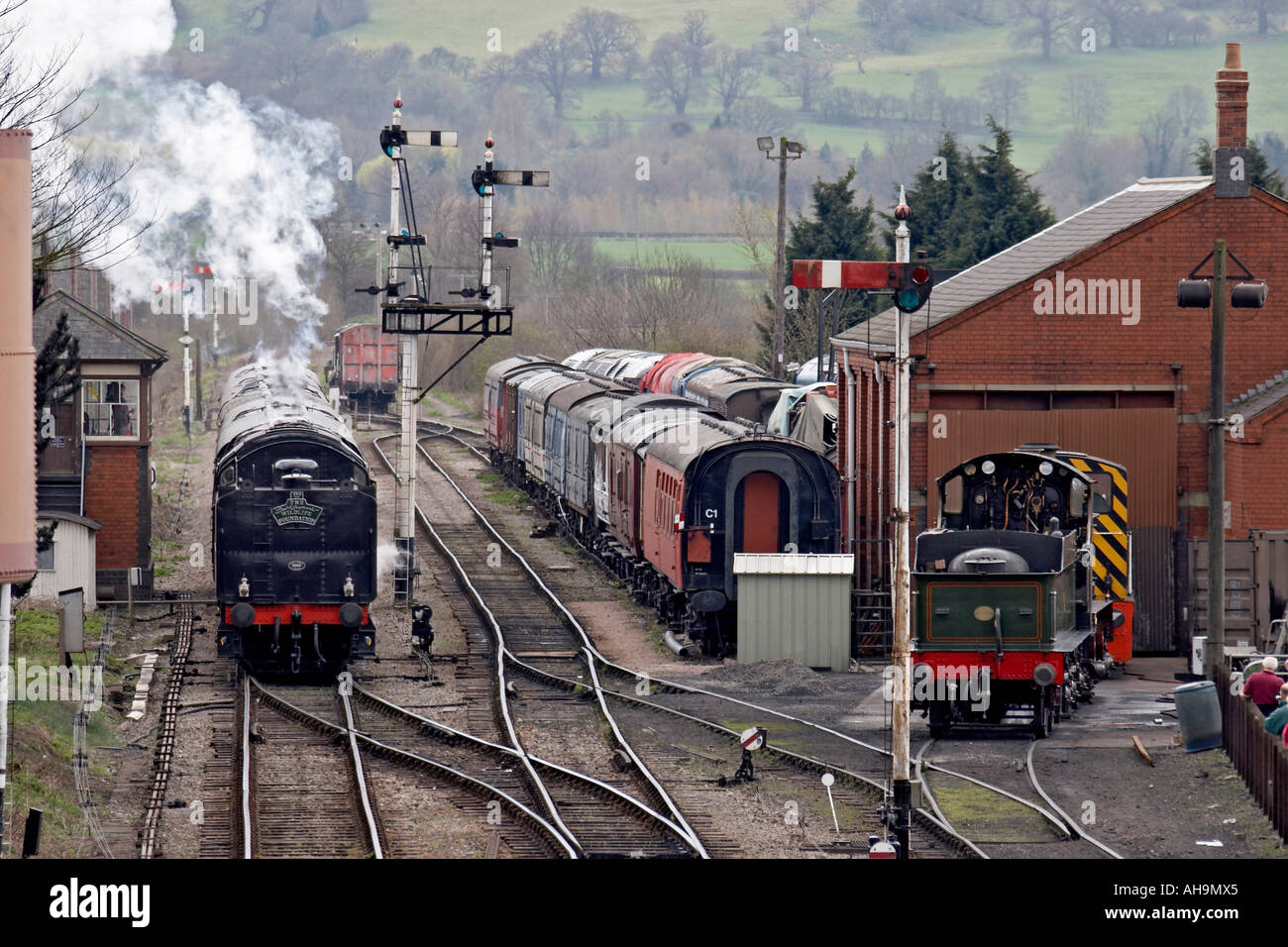 Steam Engine 92203 Black Prince and train with carriages at Toddington ...