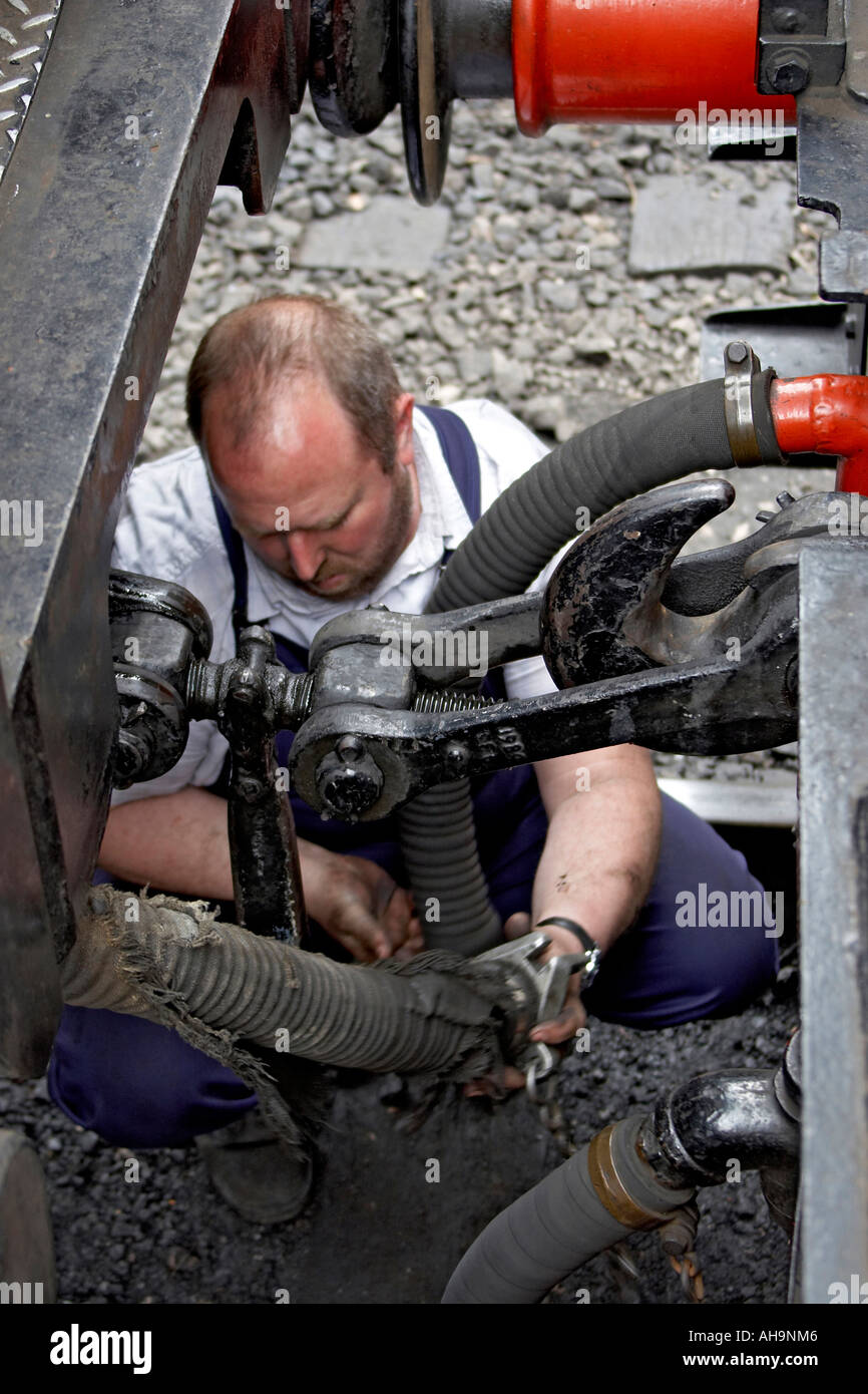 Railway worker coupling trains hi-res stock photography and images - Alamy