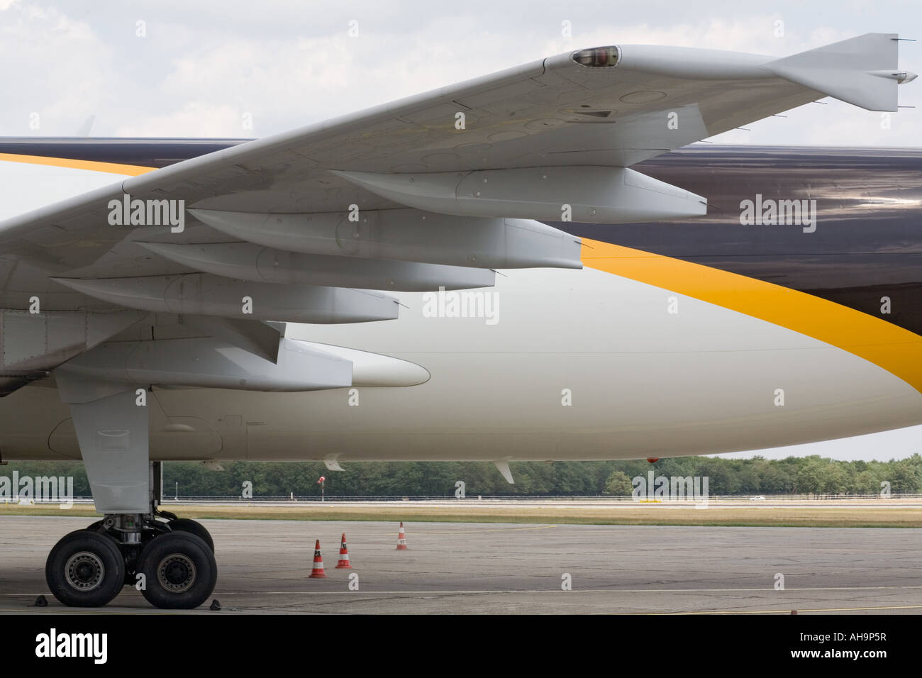 airplane wing and wheel Stock Photo - Alamy