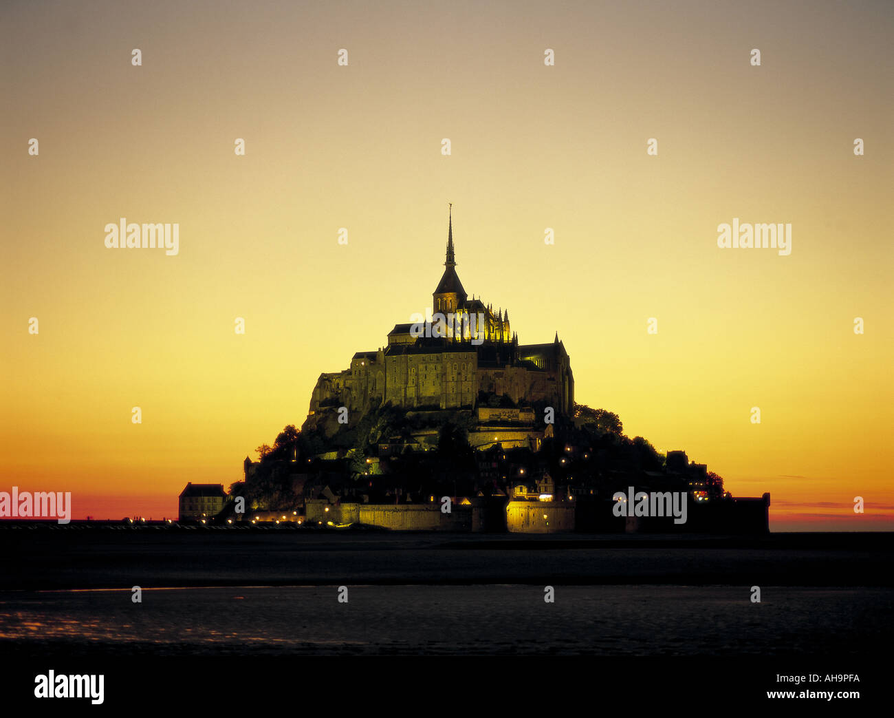 Sun sets behind Mont Saint Michel Normandy France Stock Photo - Alamy