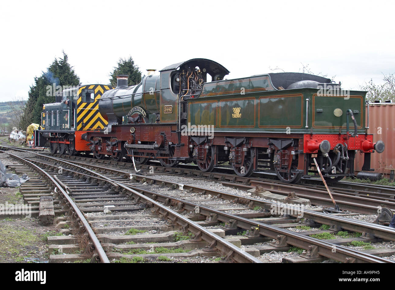 Diesel engine shunting 3440 City of Truro Steam Engine at Toddington ...