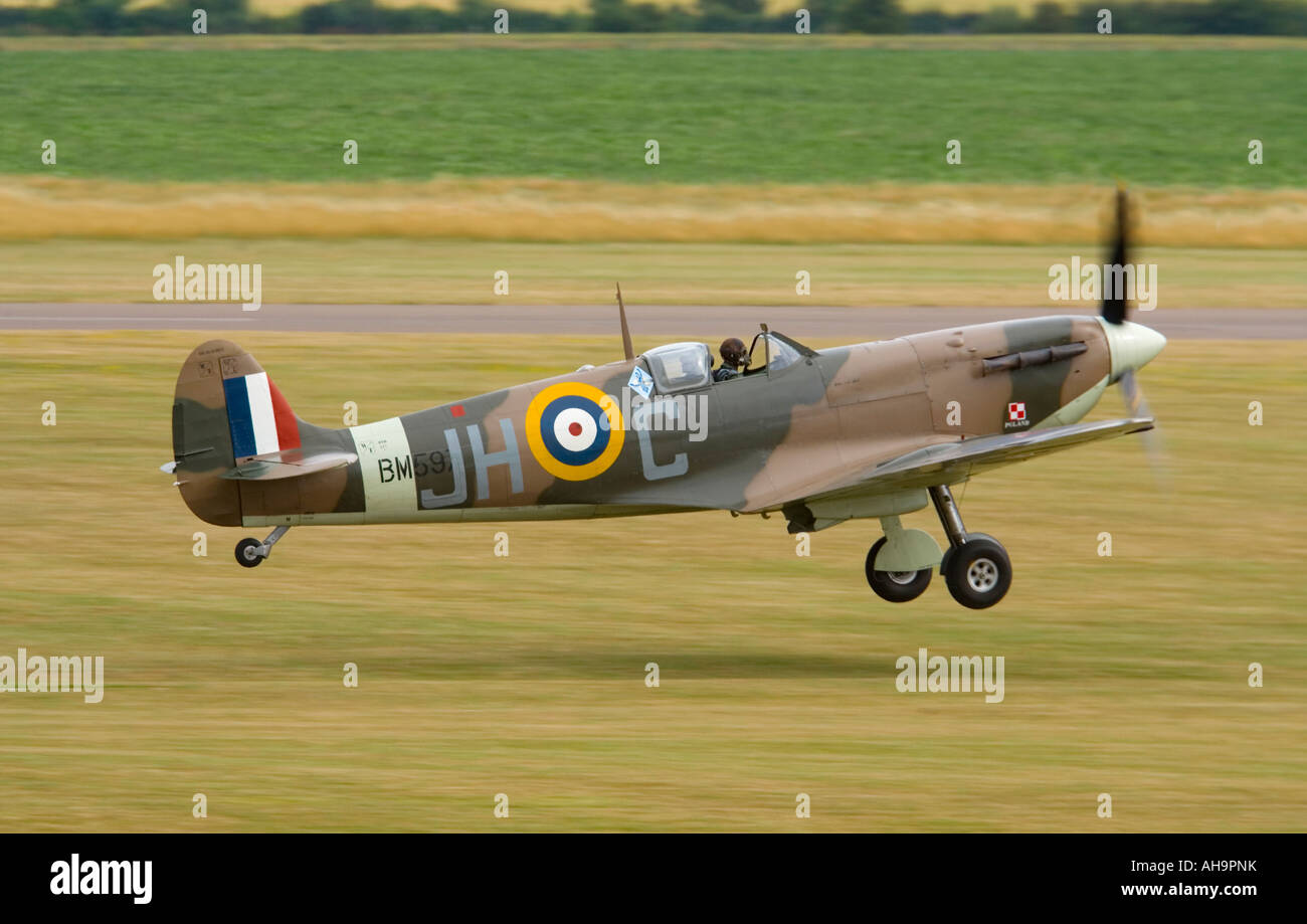 Supermarine spitfire pilot cockpit hi-res stock photography and images ...