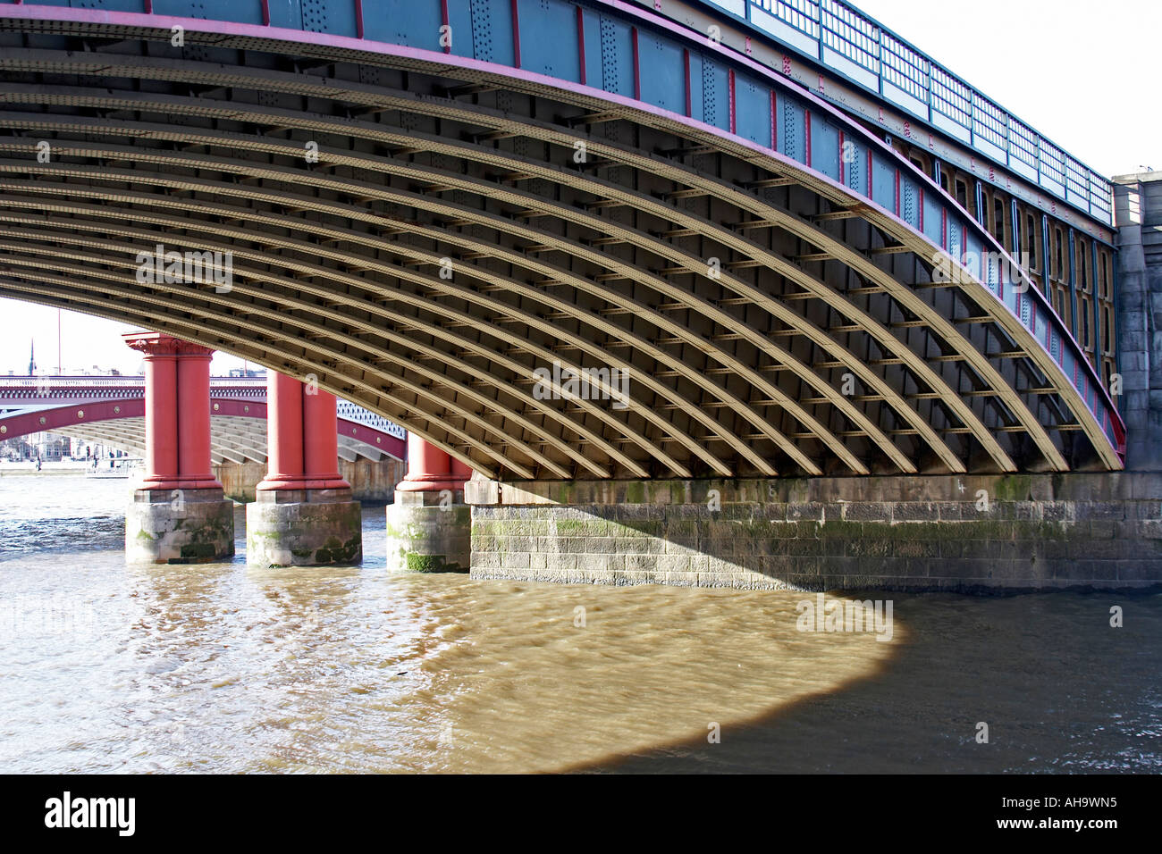 River thames under london bridge hi-res stock photography and images ...