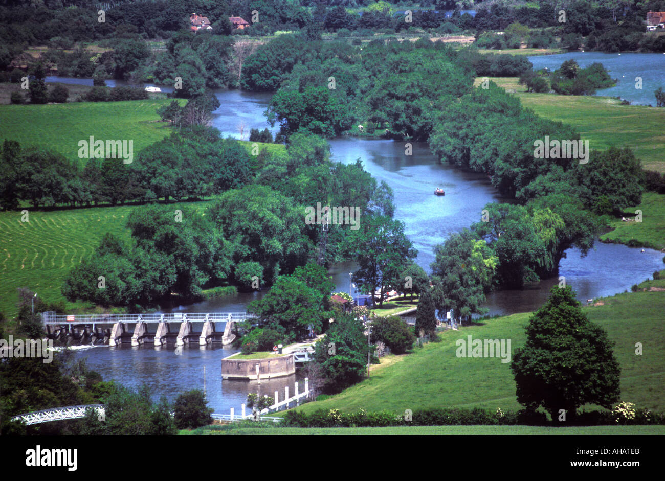 Day's Lock and Little Wittenham Bridge on River Thames seen from ...