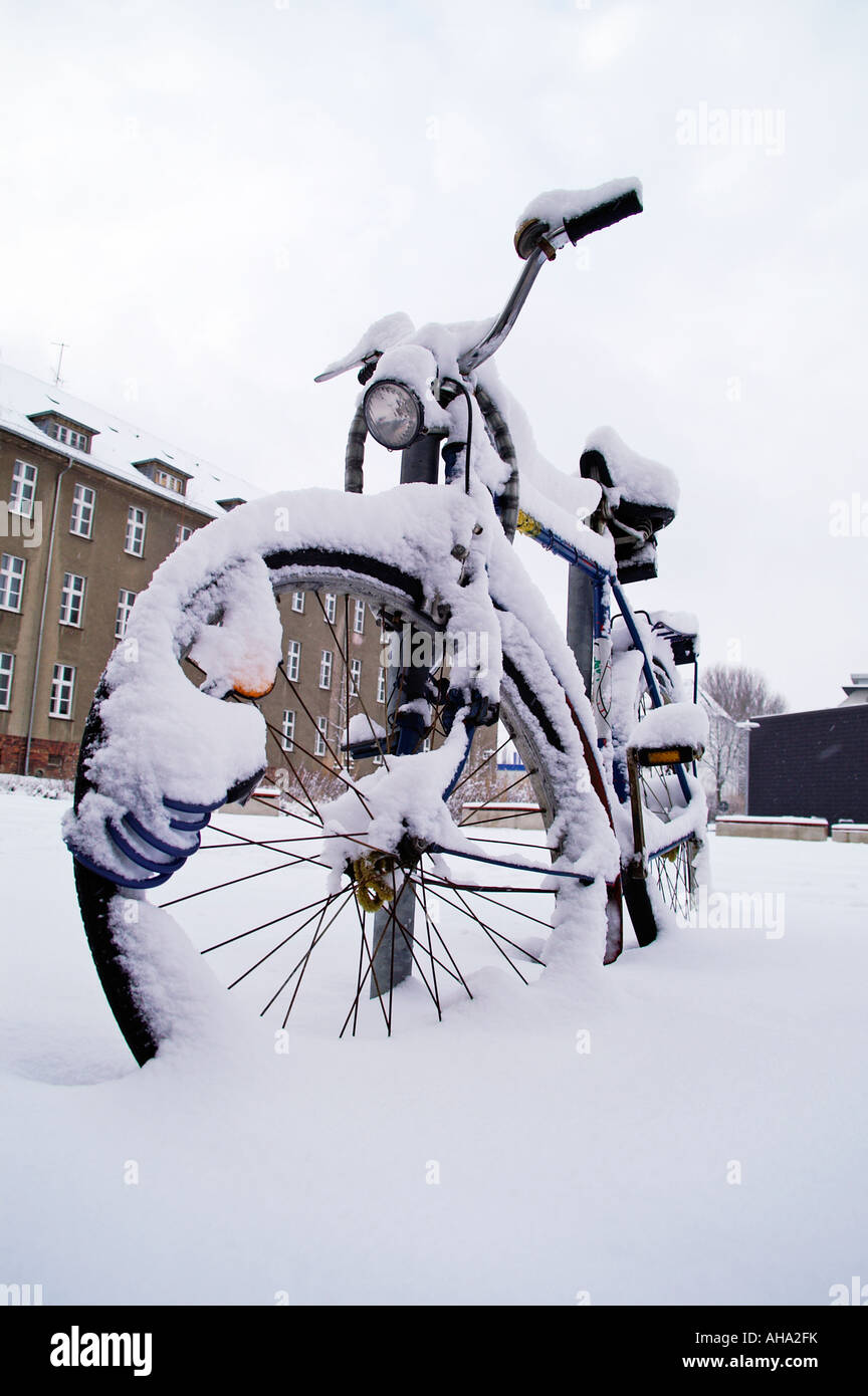 Snowed bicycle hi-res stock photography and images - Alamy