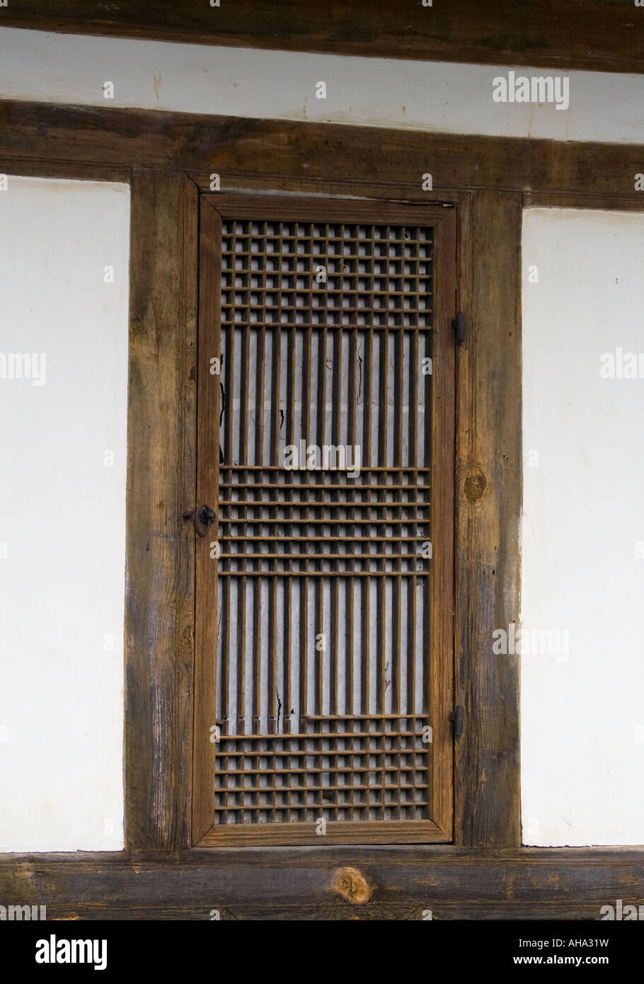 Door at a Traditional Korean Building Stock Photo - Alamy