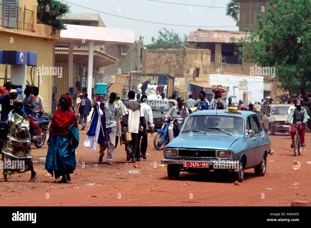 Mali people road hi-res stock photography and images - Alamy