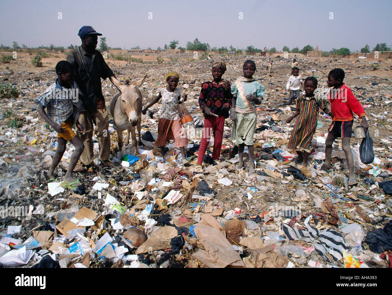 Garbage dump africa scavenge hi-res stock photography and images - Alamy