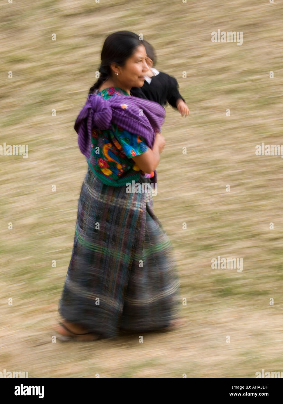 Guatemalan indigenous family in traditional clothing Stock Photo - Alamy