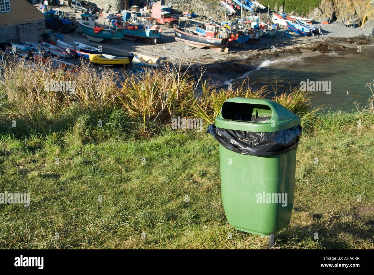 A green litter bin Stock Photo - Alamy